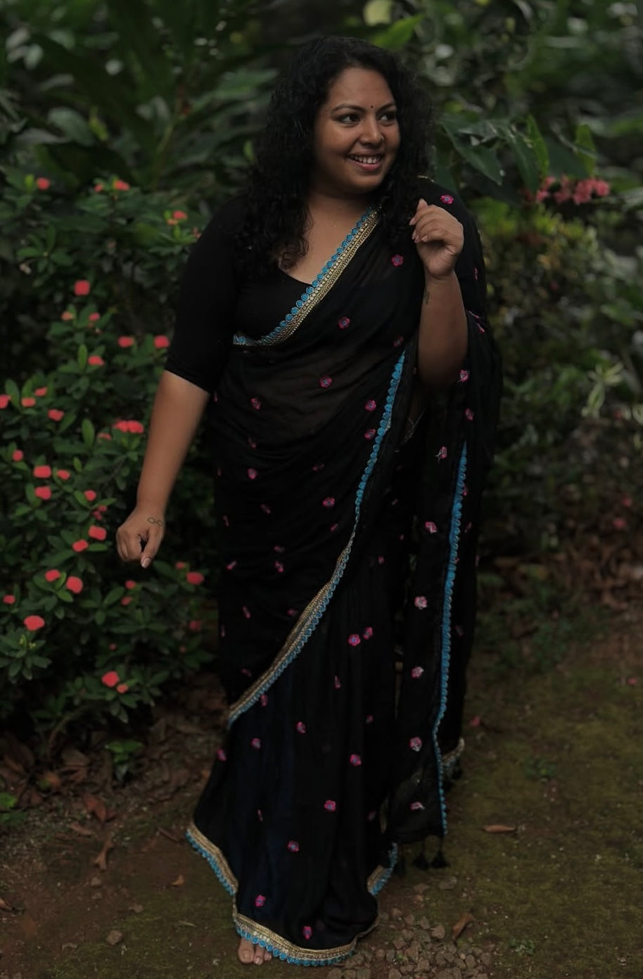 Navayarn Viharika(विहारिका) Embroidery Lace Sarees : Black & Blue ...